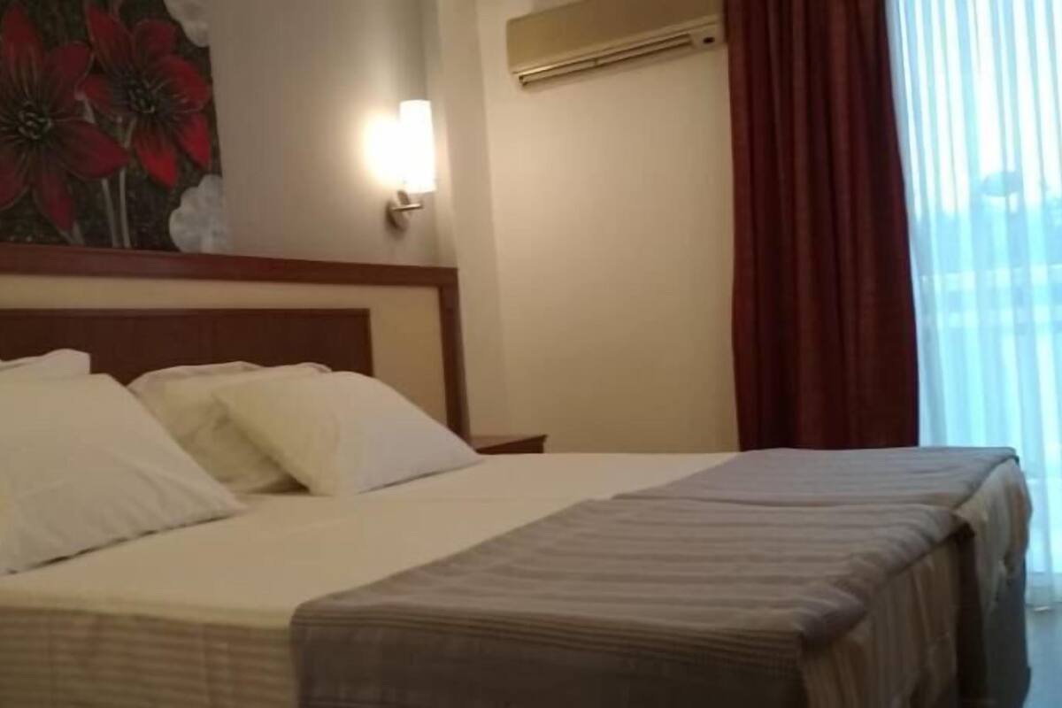 Quarto casal ou duplo standard | Cofres nos quartos, Wi-Fi de cortesia, roupa de cama