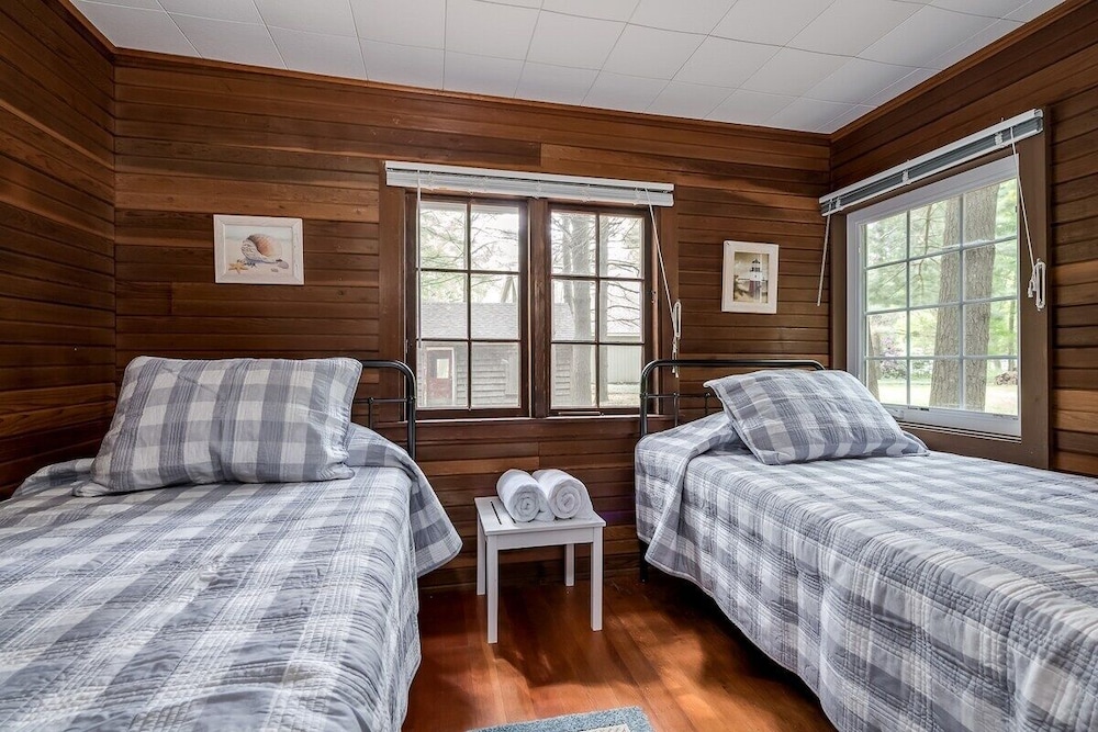 Walk To Douglas Beach! 1930 Redwoods Cabin With Screened Porch - Holland, MI