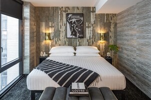 Quarto, 1 cama King | Roupas de cama premium, cofres nos quartos, escrivaninha