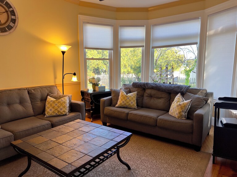 Charming Victorian Beach House 5 Bedrooms. 50 Steps To The Beach - Saco, ME