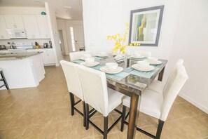 Casa, várias camas (Modern Providence Vacation Home) | Cozinha privada