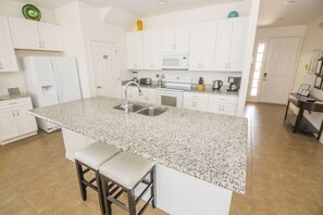 Casa, várias camas (Modern Providence Vacation Home) | Cozinha privada