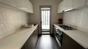 Apartamento Empresarial | Cozinha privada | Um frigorífico/congelador grande, um micro-ondas, um forno