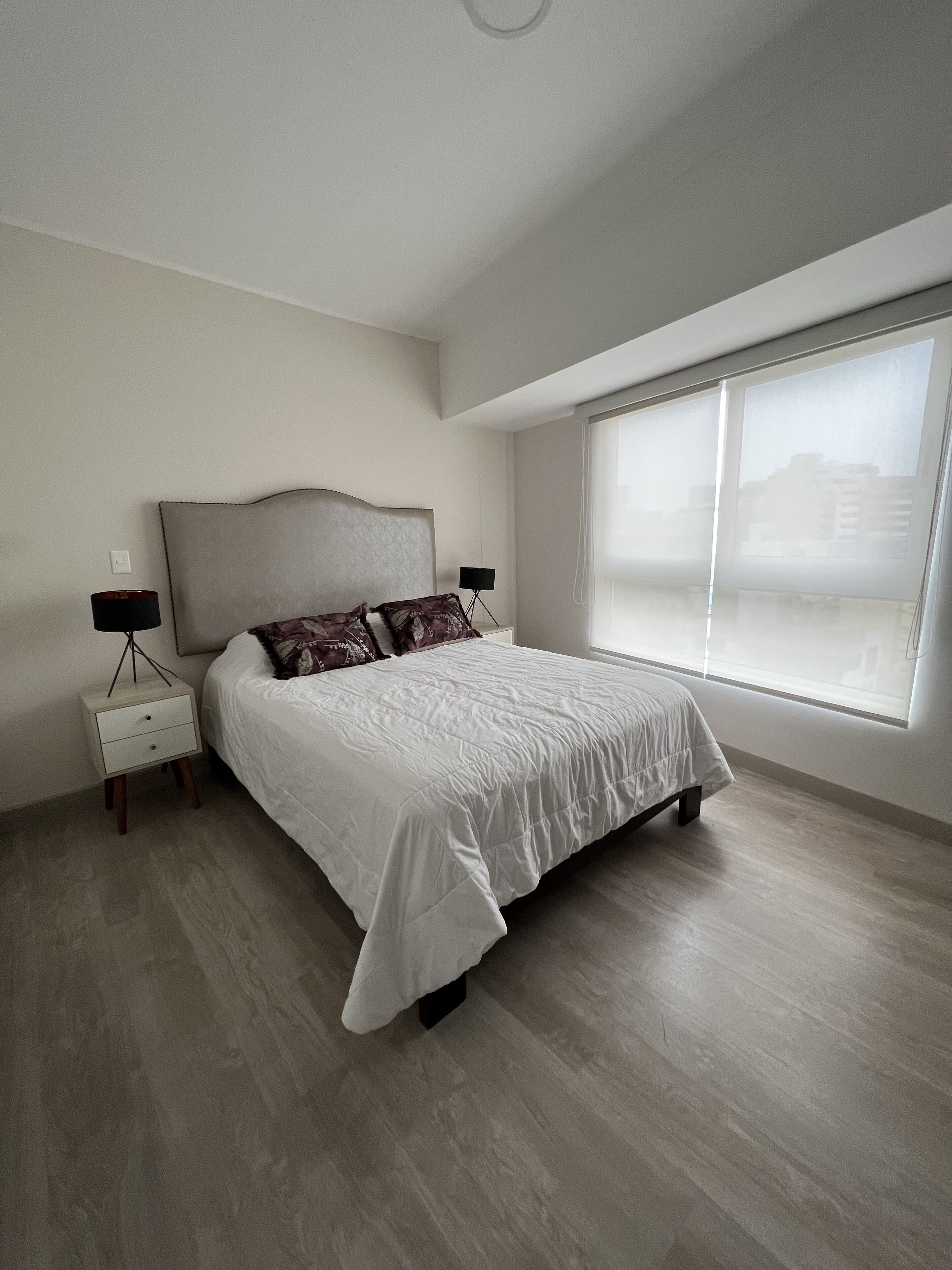 Apartamento empresarial | Cofres nos quartos, ferros/tábuas de passar roupa, Wi-Fi de cortesia