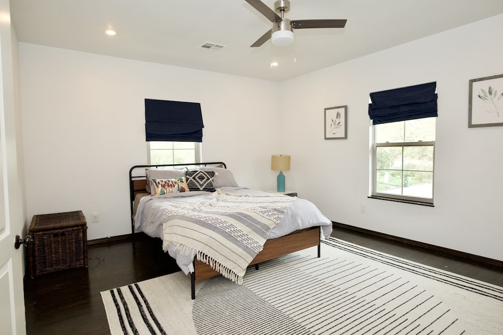 Sun-filled Home Away From Home - Houston, TX