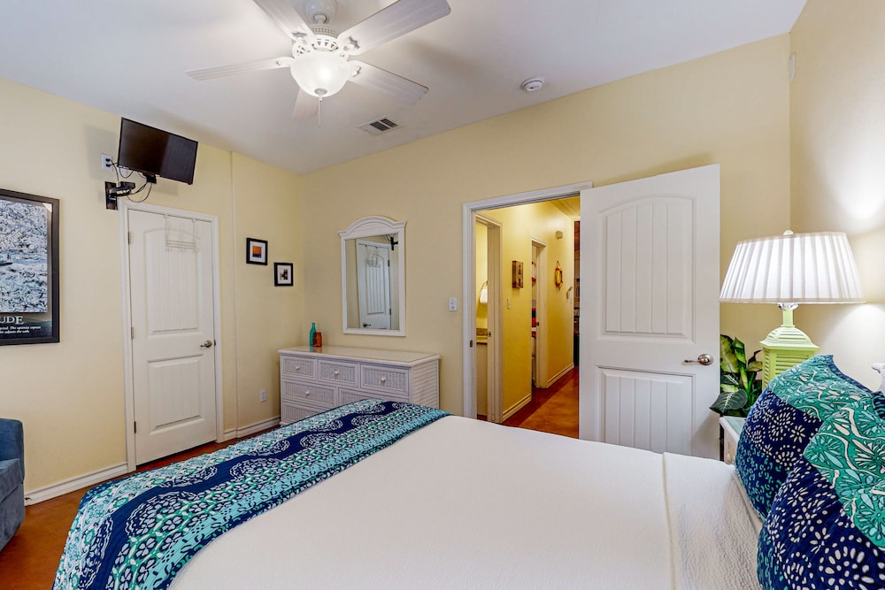 Coastal Port A Condo 3 Blocks To The Beach With 2 Pools & Enclosed Patio With Tv - Port Aransas, TX