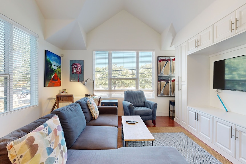 Modern, Dog-friendly Flat With Wifi & Garage Parking - Unbeatable Location - Austin, TX