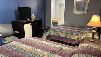 Secretária, cortinas/cortinados opacos, ferro/tábua de engomar