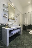 Quarto standard | Banheiro | Chuveiro, produtos de toalete grátis, secador de cabelo, chinelos