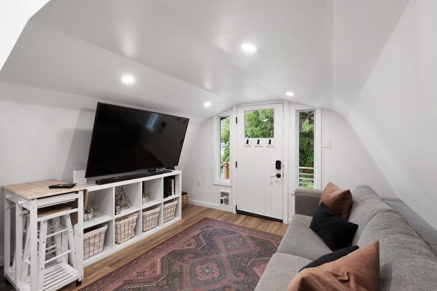 Modern Loft Guest House | Near Oregon City - Oregon