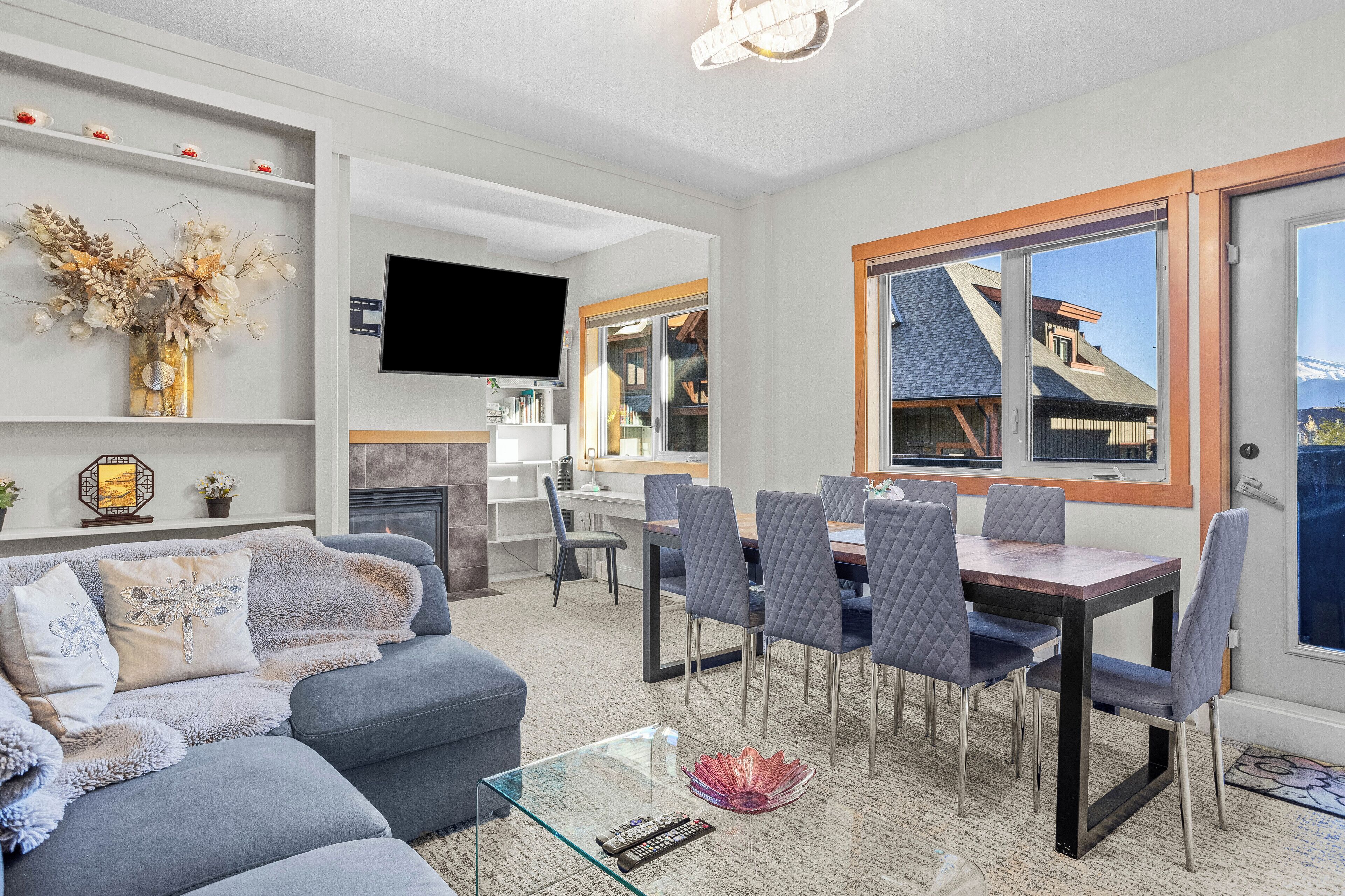 Rockies View Soak- Hot Tub, Pool, Free Parking, View, 3br, Sleeps 10 -Tl - Canmore