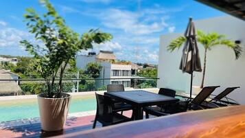 Piscina externa, funciona das 8h30 às 23h, espreguiçadeiras