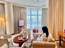 Suite-Estúdio Deluxe | Minibar, cofre no quarto, secretária