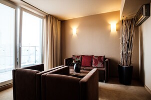 Quarto Duplo Deluxe | Sala de estar | Televisor LCD de 42 polegadas com canais digitais, televisor 