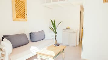 Quarto Duplo Standard, vista para o mar | Sala de estar | Televisor de ecrã plano de 32 polegadas com canais por cabo, Netflix