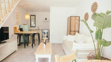 Beach House 2 bedrooms Sea View | Sala de estar | Televisor de ecrã plano de 32 polegadas com canais por cabo, Netflix