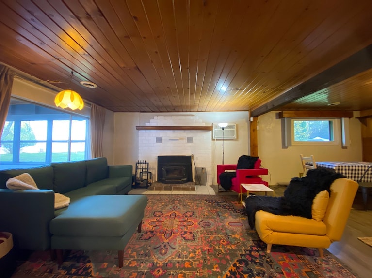 Three Swans Lakehouse: Kayaks, Canoes, & Sunshine The Ultimate Summer Getaway - Míchigan