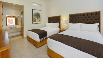 Quarto Twin Standard | Roupa de alta qualidade, edredões de penas, cofre no quarto
