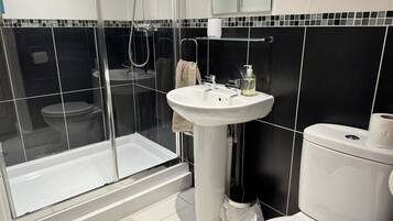 Quarto Duplo ou Twin | Casa de banho | Um polibã, toalhas fornecidas