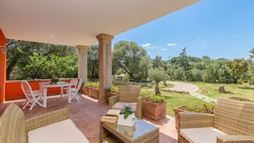 Apartamento família, 1 quarto, terraço (Domos Pintadas Apt. 4 Porto Rotondo) | Opções para refeição ao ar livre