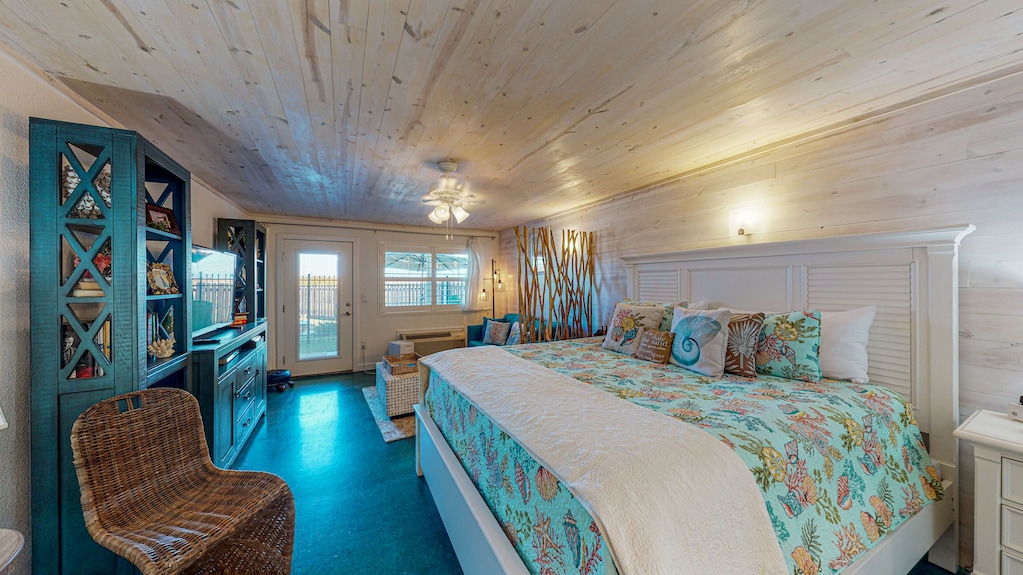 Studio Condo In Town, Near Beach, Shared Pool And Hot Tub - Port Aransas, TX