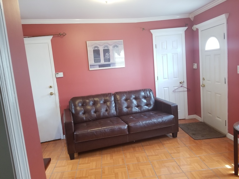 Relax And Rejuvenate In This Hideaway Apartment Close To Public Transportation . - Westbury, NY