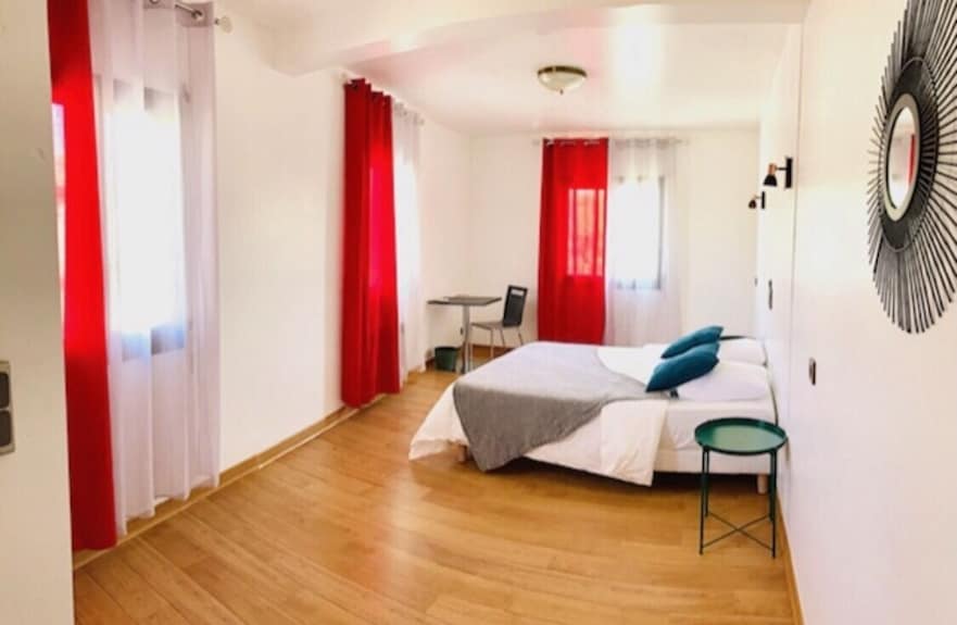 Belle Chambre Spacieuse Et Bar Restaurant - Gard