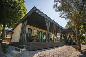 Trailer exclusivo, banheira de imersão, vista parcial para o mar | Terraço/pátio