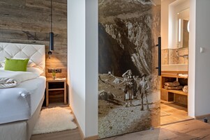 Quarto casal luxo, sacada | Wi-Fi de cortesia, roupa de cama