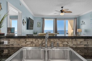 Apartamento em Condomínio Fechado, várias camas, acesso à piscina | Cozinha privada | Um frigorífico, um micro-ondas, um forno, uma placa de cozinha 