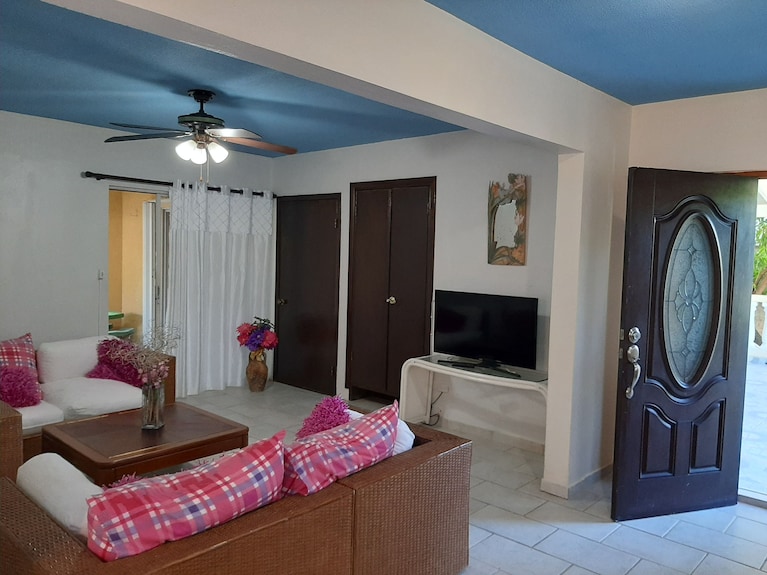 Spacious 3 Bedroom House In Close Proximity Of The Emilio Historical Park. - Saint-Martin