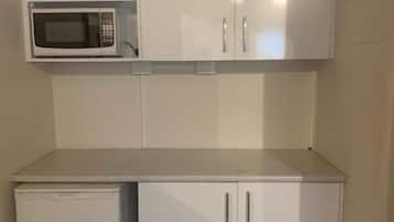 Minifrigorífico, um micro-ondas, uma chaleira elétrica, uma torradeira
