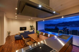 Vila elite, 2 quartos, para não fumantes (Construction ongoing nearby, No View) | Cozinha privada | Geladeira grande, micro-ondas, cooktop, torradeira