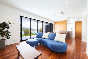 Vila elite, 2 quartos, para não fumantes (Construction ongoing nearby, No View) | Área de estar | TV LCD 50 polegadas com canais digitais, TV