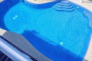 Piscina com borda revestida e detalhe circular no centro.