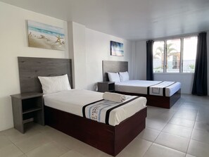 Quarto Duplo Familiar, várias camas, casa de banho privativa, vista para a piscina | Wi-fi grátis 