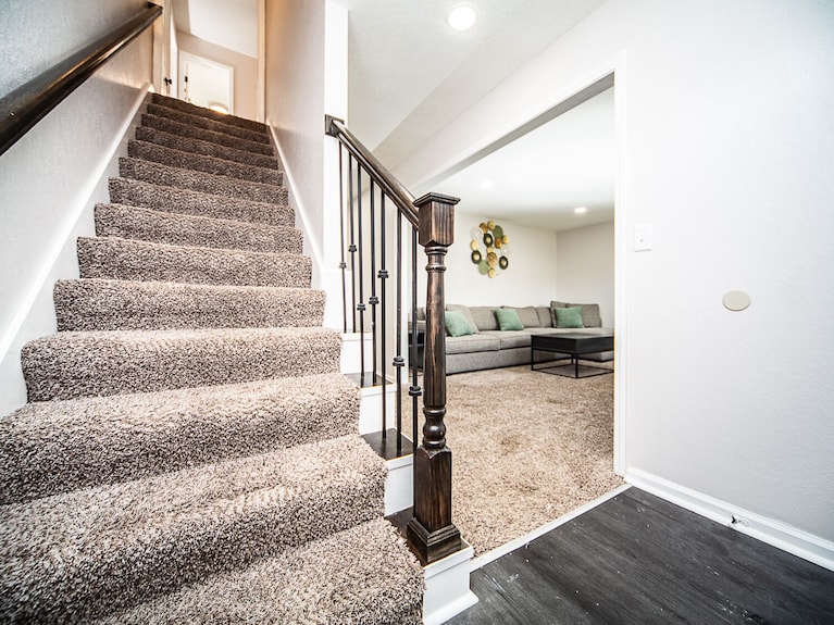 7 Bedroom 5 Bath 4500+ Square Foot W/ Pool Table - Platte City, MO