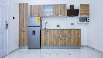 Suite-Estúdio Deluxe, 1 cama queen-size, não fumadores, casa de banho anexa | Cozinha privada | Um frigorífico/congelador grande, um micro-ondas, uma placa de cozinha