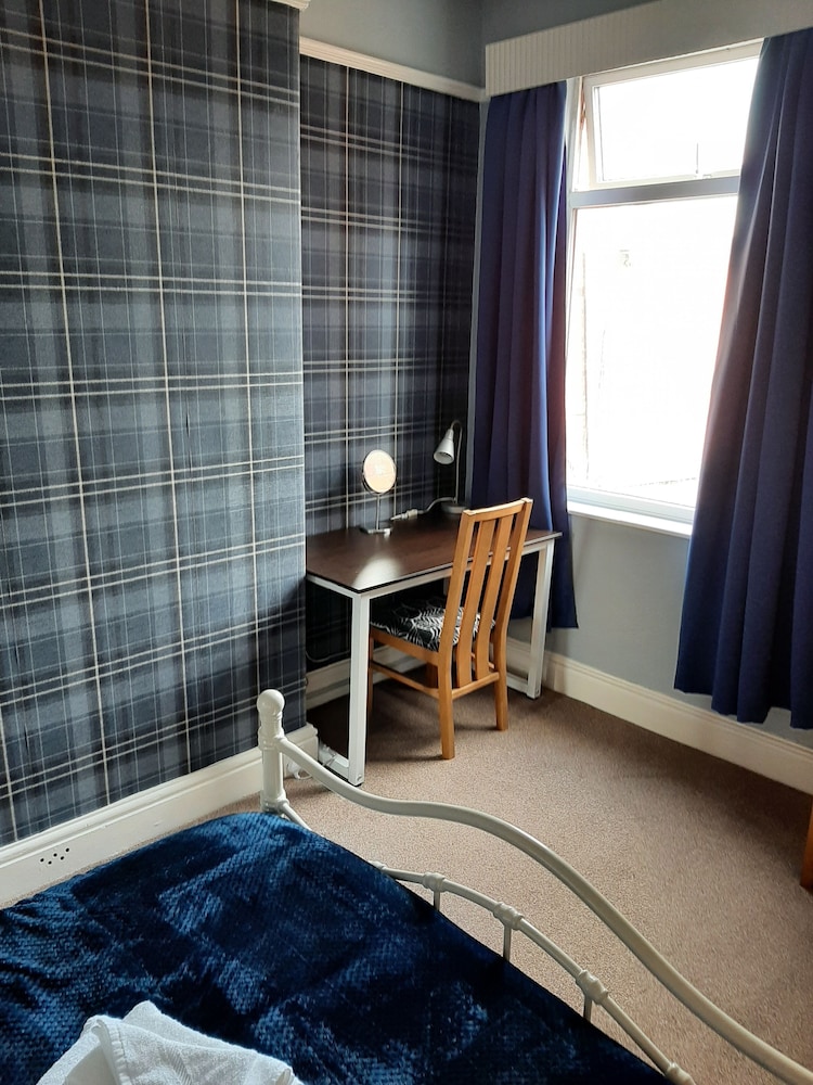 Family Friendly, 3 Bedrooms With Parking & Garden. Close To Beach And Town. - Bridlington