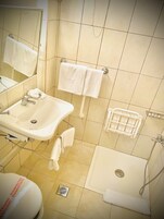 Chuveiro, produtos de toalete grátis, secador de cabelo 