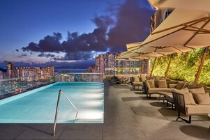 Piscina externa sazonal, funciona das 8h às 19h, guarda-sóis