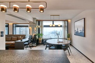 Suíte luxo, 1 quarto, vista para o mar, de frente para o mar | Edredons de pluma, frigobar, cofres nos quartos, escrivaninha