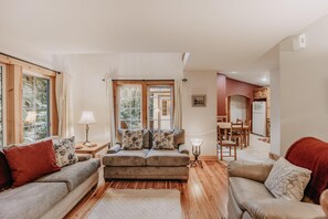 Casa, 3 quartos, varanda | Sala | Lareira 