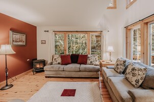 Casa, 3 quartos, varanda | Sala | Lareira 