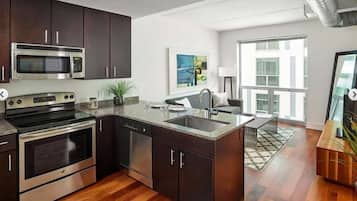 Apartamento, 2 quartos | Cozinha privada | Um frigorífico, um forno, uma cafeteira/bule, uma torradeira