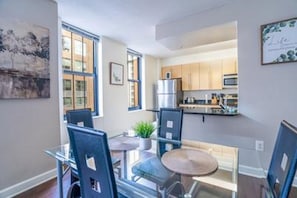 Apartamento, 2 quartos | Cozinha privada | Um frigorífico, um forno, uma cafeteira/bule, uma torradeira