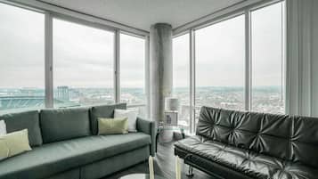 Apartamento, 2 quartos | Sala de estar | TV de ecrã plano, Netflix