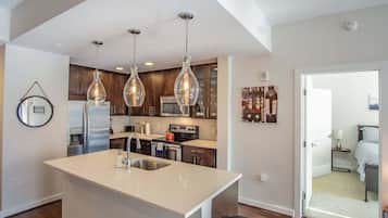Apartamento, 2 quartos | Cozinha privada | Um frigorífico, um micro-ondas, um forno, uma cafeteira/bule