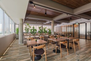 Pequenos-almoços, almoços, jantares servidos, junto à piscina 