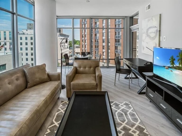 Expansive Bethesda View | Ftc Windows+outdoor Amenities| Dc Closeby - Silver Spring, MD